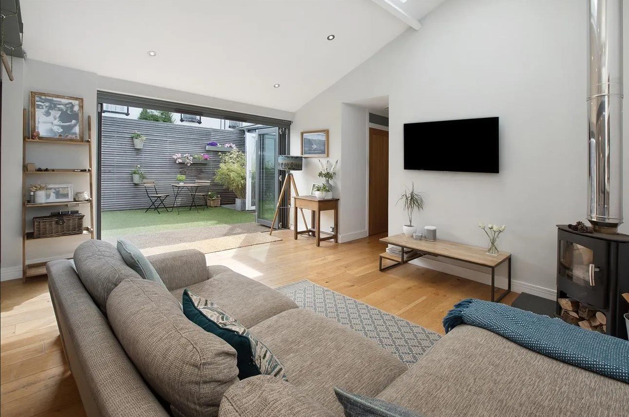 Home resembling storage unit hits the market for £325,000 – but the ...
