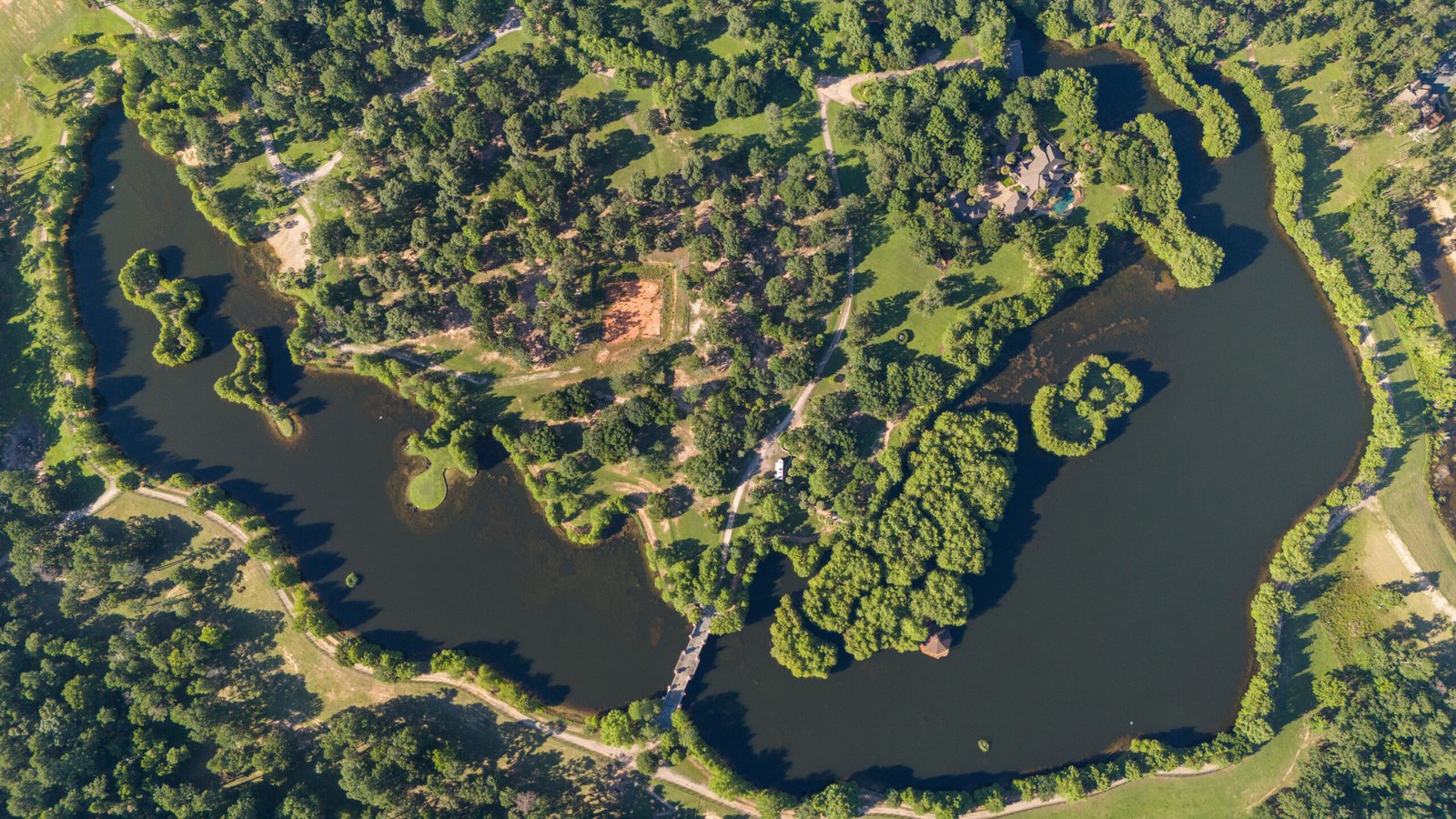 Millionaire’s mansion with 10-island lake, helipad and 227 acres of ...