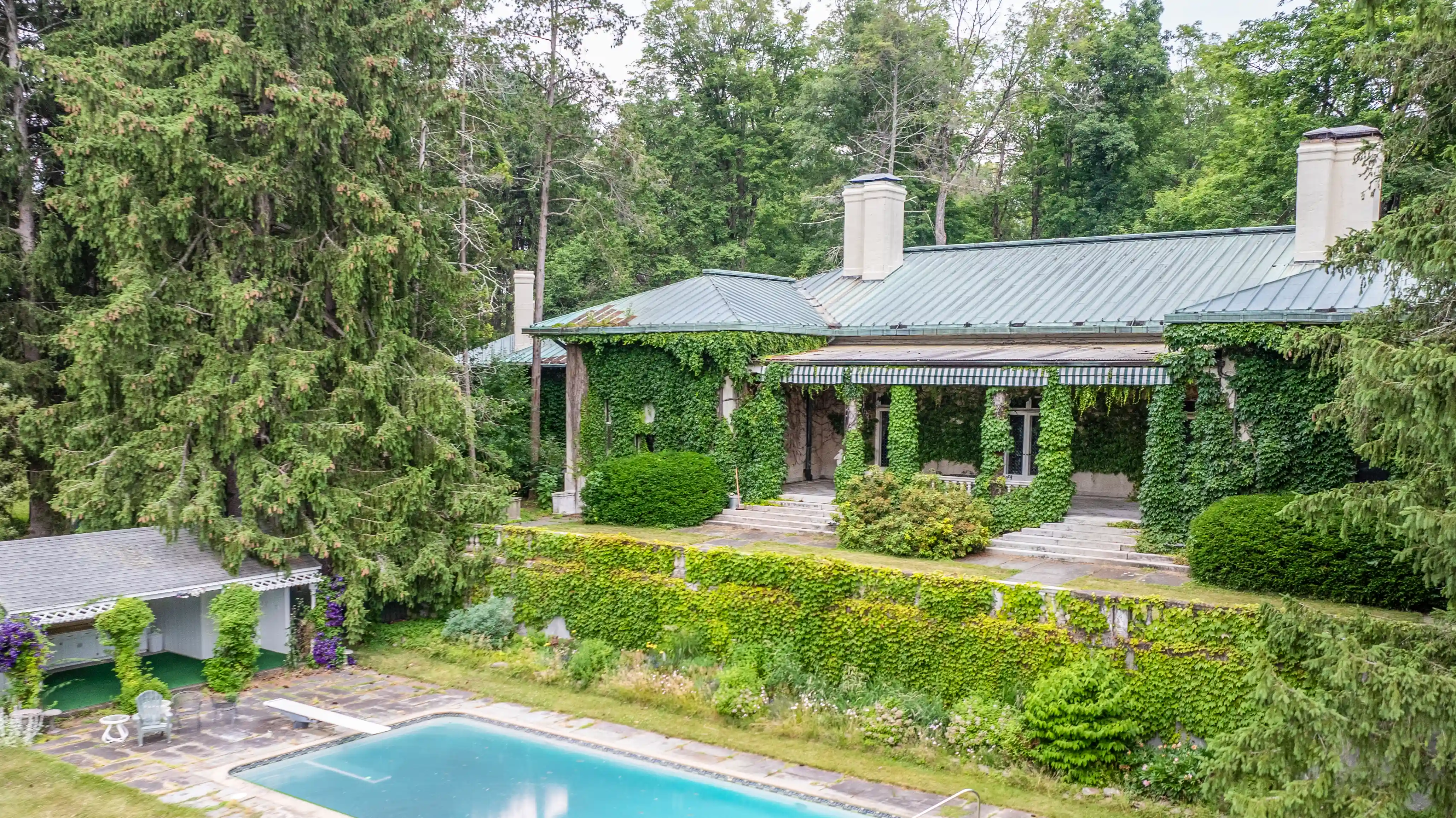 Inside notorious estate once lived in by Harvard professor who carried ...