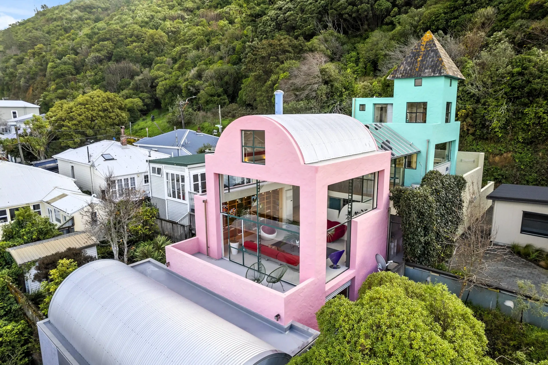 Real-life ‘Barbie Dreamhouse’ hits market for £900,000 | Luxury ...