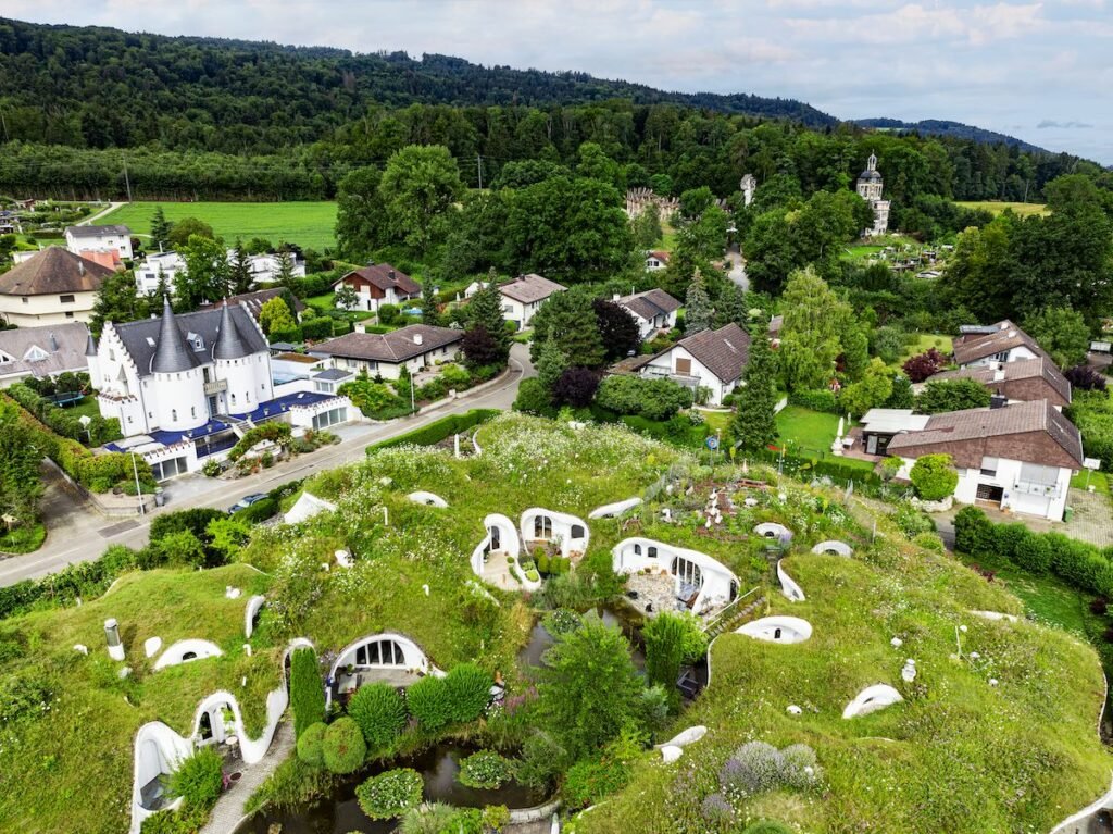 Luxury Eco ‘Earth House' completely covered in grass hits market for £2 ...