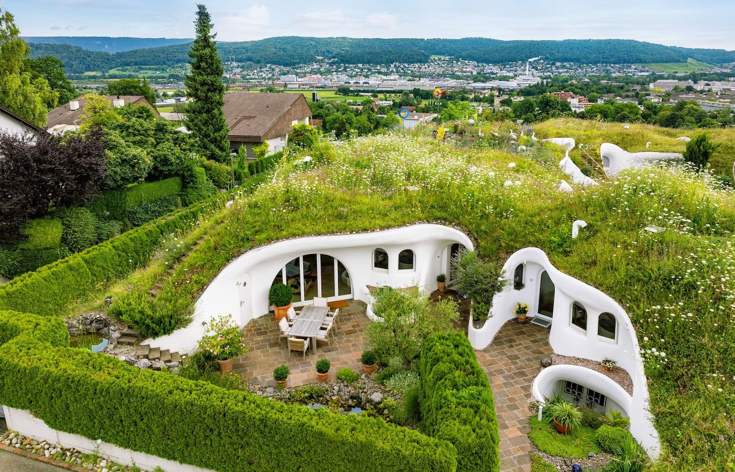 Luxury Eco ‘Earth House' completely covered in grass hits market for £2 ...