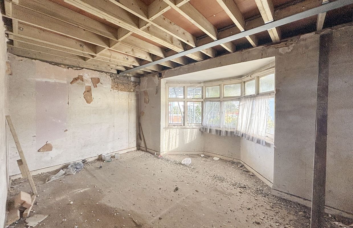 Collapsing house with HOLES in ceiling goes up for auction at eye ...