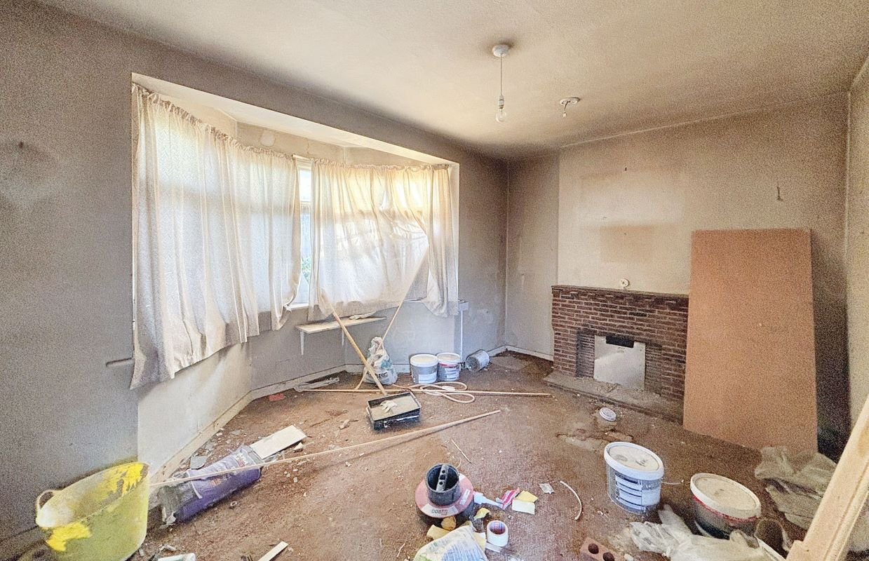 Collapsing house with HOLES in ceiling goes up for auction at eye ...