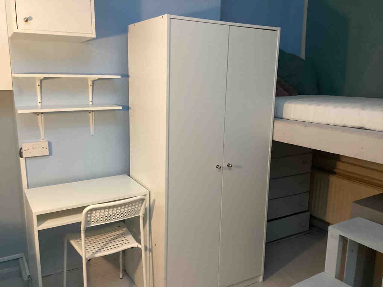 Cramped studio flat charging whopping £850 per month uses CURTAIN to ...