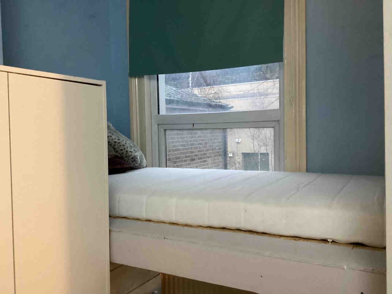 Cramped studio flat charging whopping £850 per month uses CURTAIN to ...