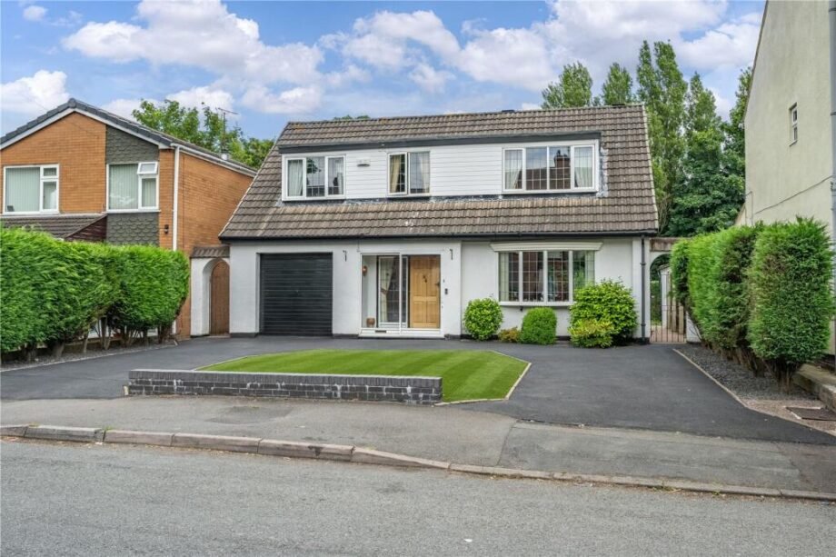 Three-bed house on the market at £310,000 mocked for having three doors ...