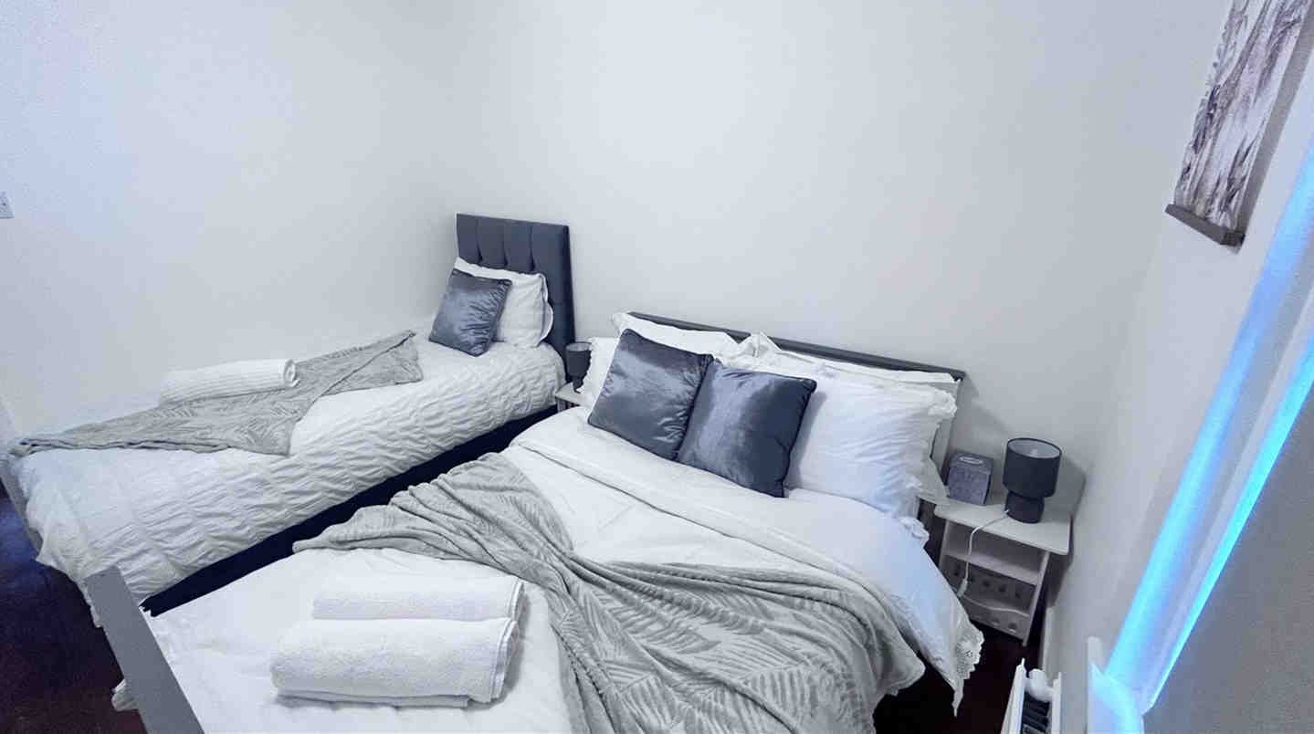 Flat with extremely bizarre bed set-up for £3,300 a month shows just ...