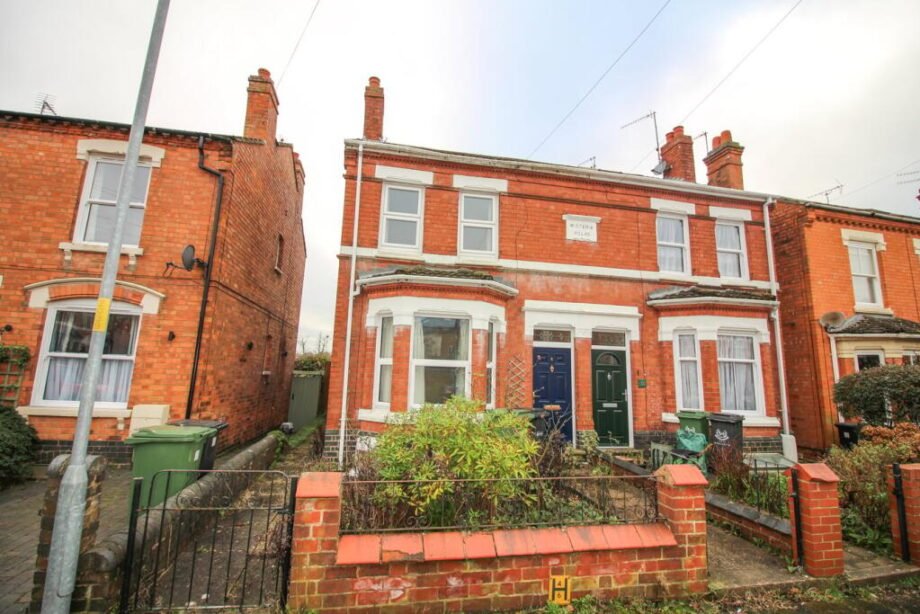 House with toilet in the LIVING ROOM goes on sale for £160,000 | Luxury ...