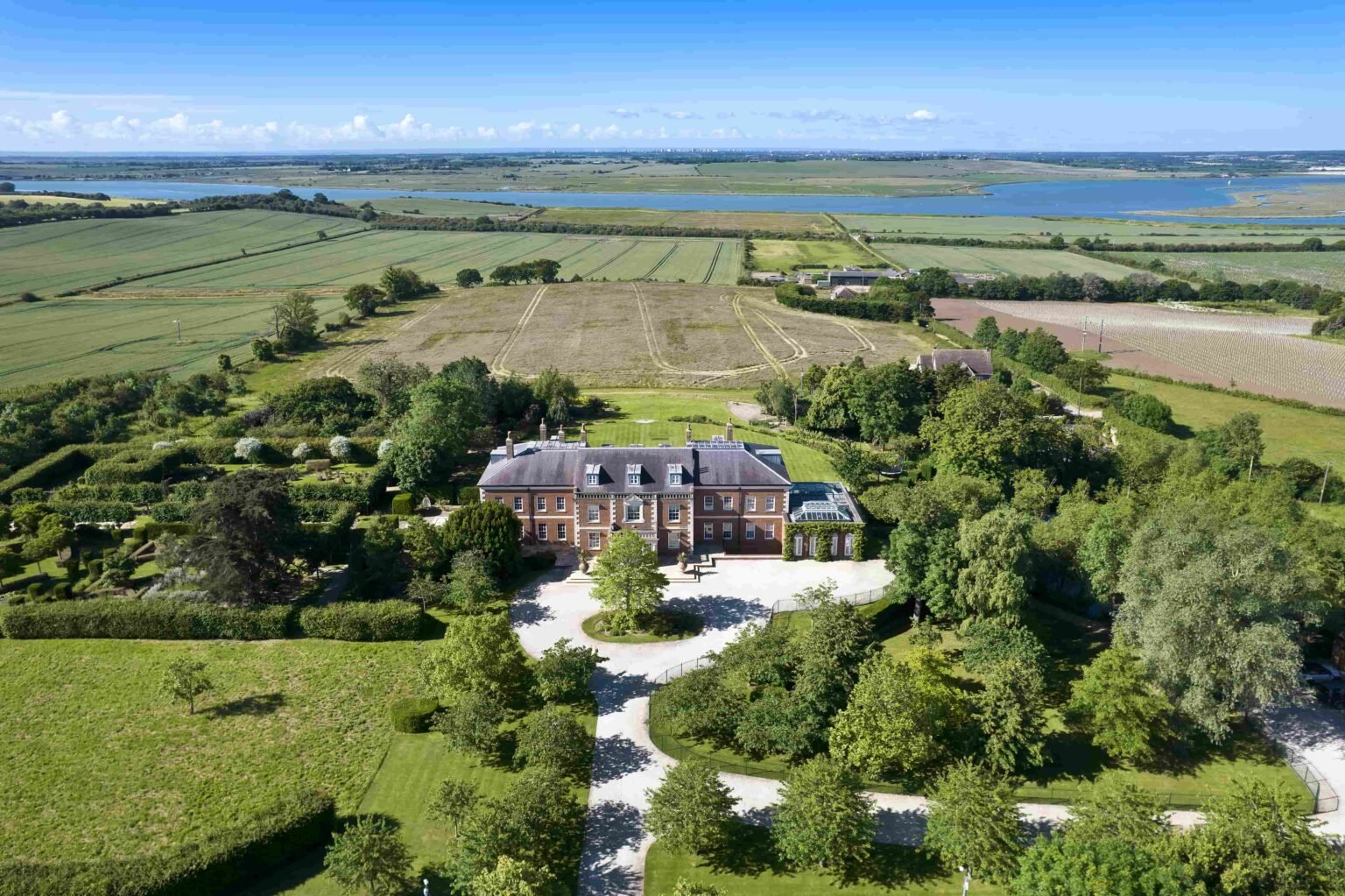 Georgian-style manor – perfect for wine lovers – with elaborate double ...