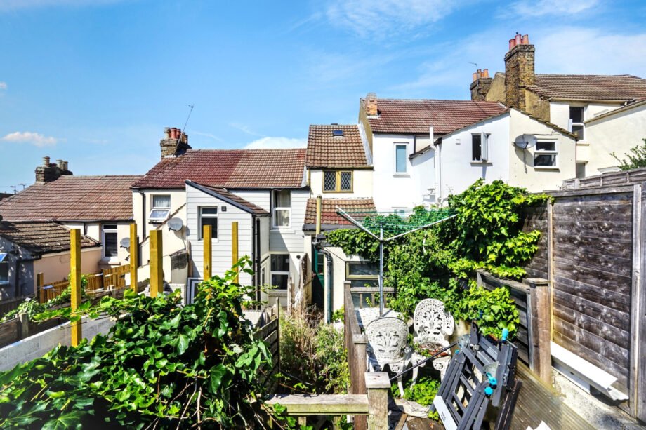 Terraced house just 7ft wide goes up for sale at £75,000 | Luxury ...