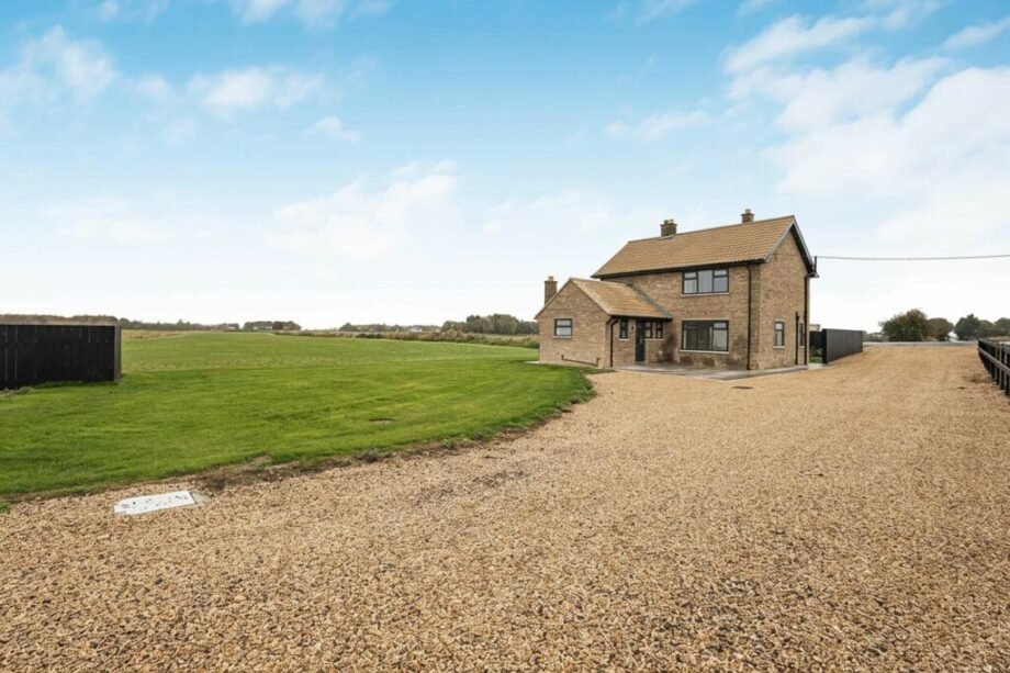 Three-bed home with one of longest back gardens ever goes on sale for £ ...